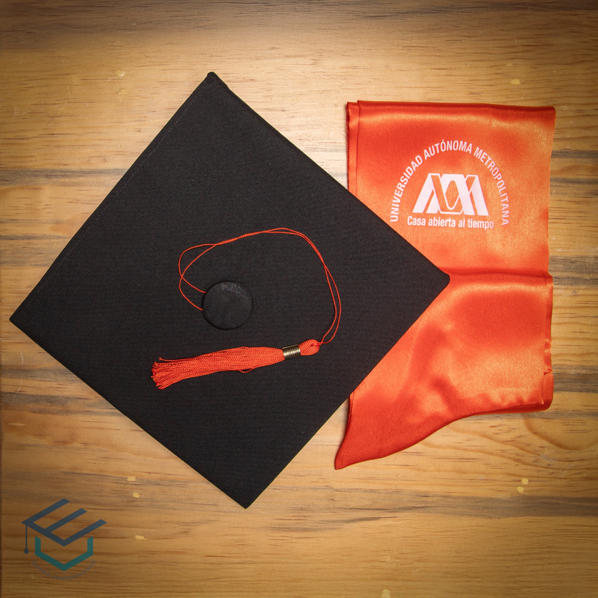 Birrete con Estola Naranja UAM – Excelente Calidad – Mundo Graduaciones