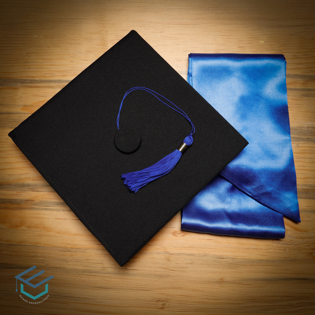 Birrete con Estola Azul Rey – Un Clásico de Graduación – Mundo Graduaciones